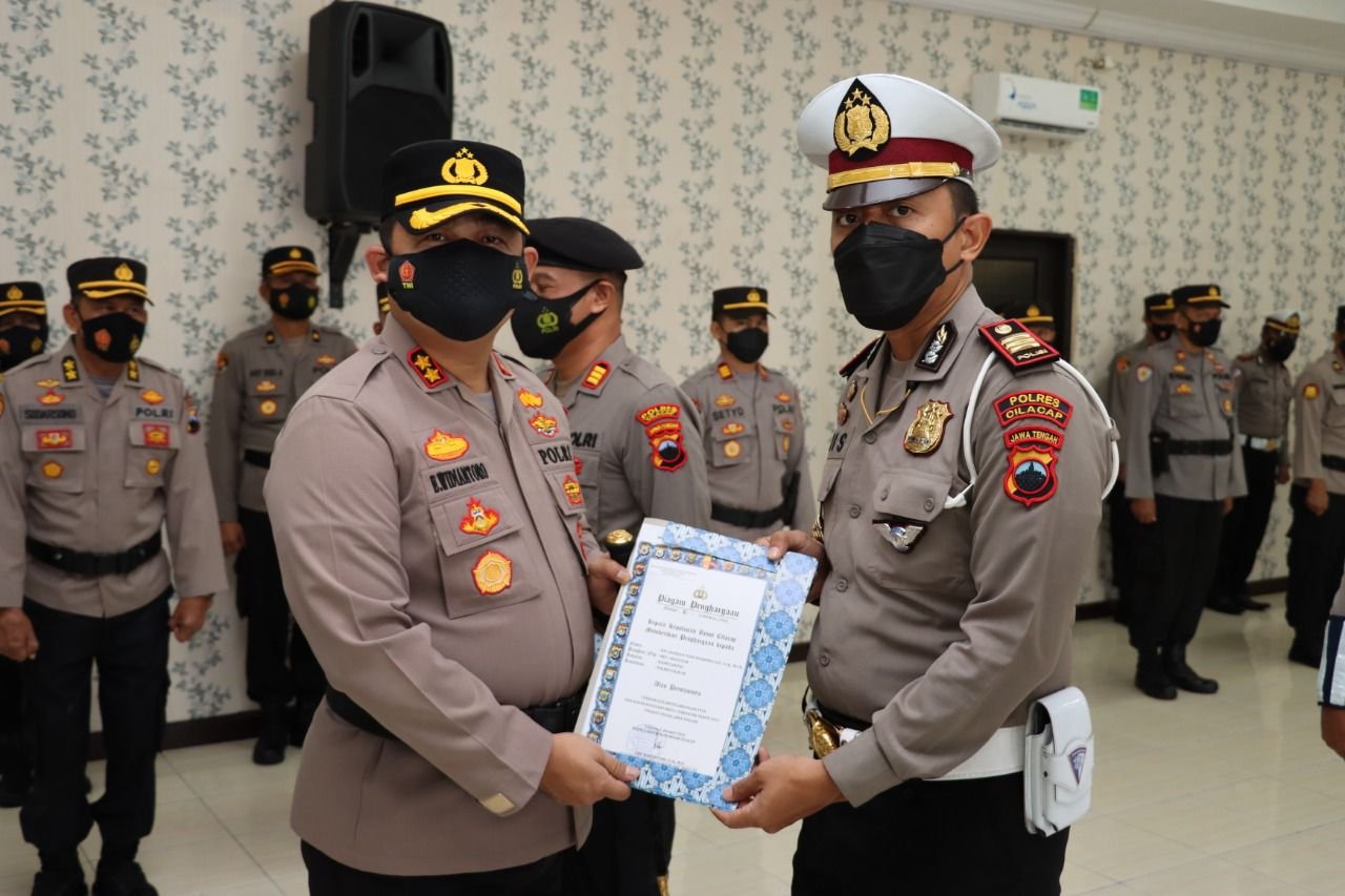 Motivasi Jajarannya, Kapolres Cilacap Beri Penghargaan Personel ...