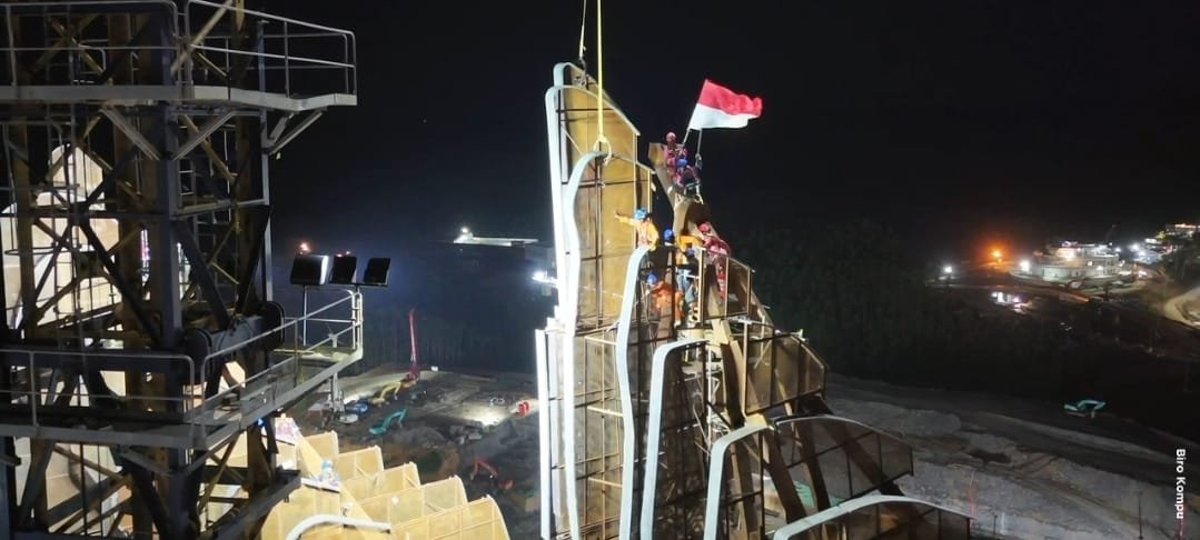 Pemasangan Bilah Sayap Garuda ke-4.650 pada Kantor Presiden di IKN ...