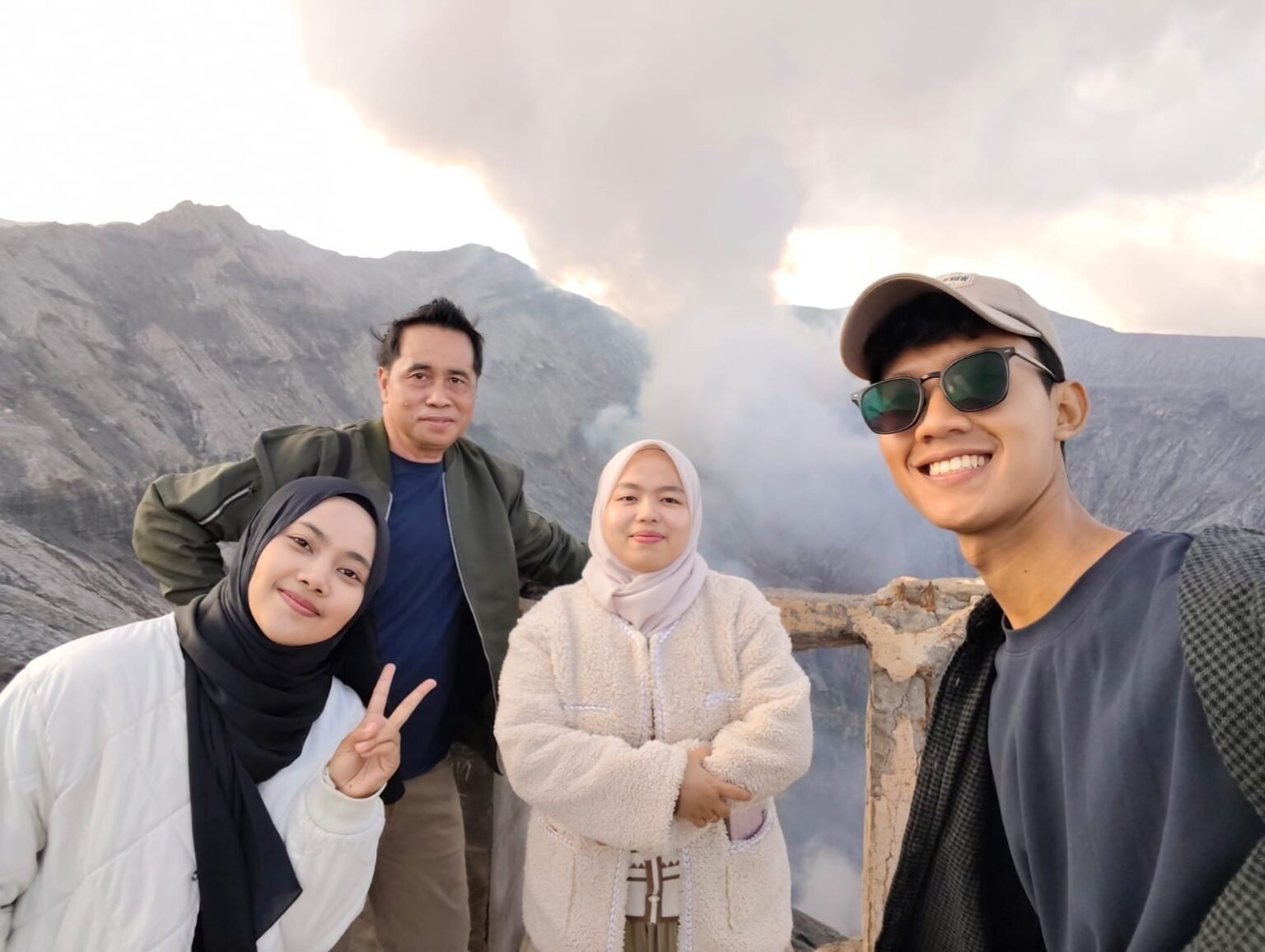 Menaklukkan Kawah Gunung Bromo, Menapaki 250 Anak Tangga di Tengah ...